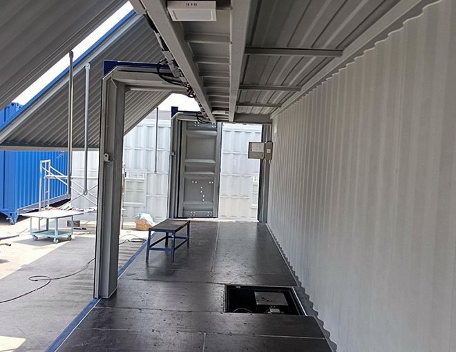 Spread-wing Container